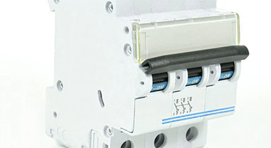 When do we use a 4 poles circuit breaker instead of a 3 poles circuit ...